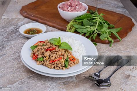 볶음 다진 돼지고기와 바질을 얹은 쌀 태국의 유명한 길거리 음식 고기에 대한 스톡 사진 및 기타 이미지 고기 0명 건강한 식생활 Istock