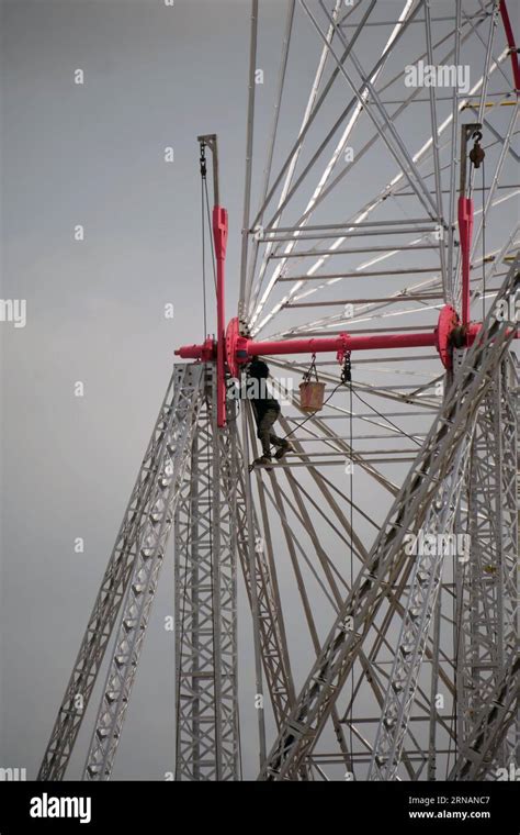 Rajkot Gujarat India 30 08 2023 Portrait Of Build Giant Ferris Wheel Structure Worker