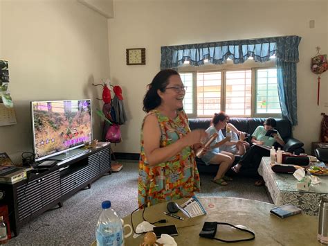 我有時候會想，最後一面真的很重要嗎？ 我沒親眼確認過我媽咪的大體，也沒有讓任何家人看到。權衡數次後，那所謂的最後一面，可能會比拿我們的心去炙烤還要疼痛，火燒傷的疤痕不只留在她的身上，也會留在