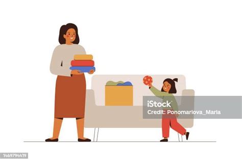 어머니와 딸은 인도주의적 도움을 위해 옷과 어린이 장난감을 가지고 있습니다 가족은 사회 지원 및 자선 단체를 위해 개인 물품을 기부합니다 완구류에 대한 스톡 벡터 아트 및