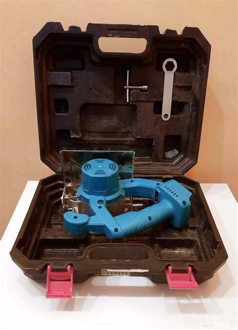 Ручная циркулярка на аккумуляторах Makita