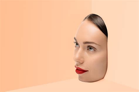 베이지색 바탕에 멀리 보고 하는 매력적인 젊은 여자의 얼굴 먼 곳을 바라봄에 대한 스톡 사진 및 기타 이미지 먼 곳을 바라봄