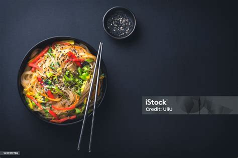 어두운 테이블에 검은 그릇에 담긴 잡채 또는 챕채 한국 요리 유리 Chapchae 야채와 참깨 요리 아시아 전통 음식 정통 식사 복사 공간 잡채에 대한 스톡 사진 및 기타