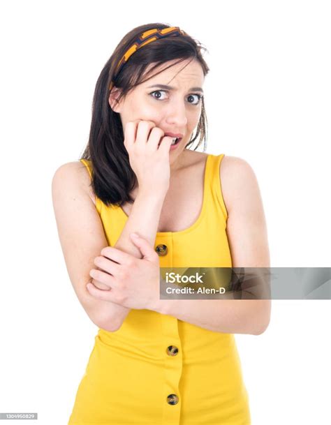 공포에 질린 젊은 여성이 손톱을 물고 끔찍한 사고를 당하고 하얀 배경에 고립되어 있었다 겁에 질린 소녀 겁먹은에 대한 스톡 사진 및 기타 이미지 Istock