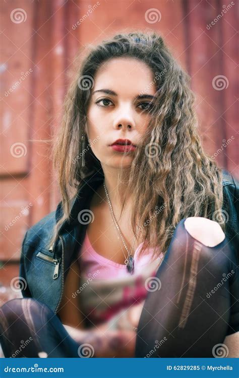 Portret M Oda Kobieta W Poszarpanych Po Czochach Obraz Stock Obraz
