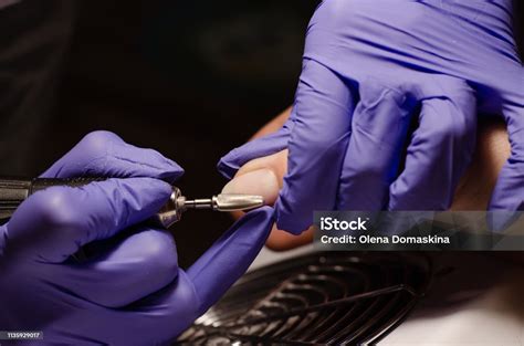 뷰티 살롱에서 네일 폴란드어를 제거 하는 전동 네일 파일 드릴을 적용 고무 장갑 네일 비행 먼지 또는 파편과 완벽 한 손톱 매니큐어 과정 가까운에 대한 스톡 사진 및 기타