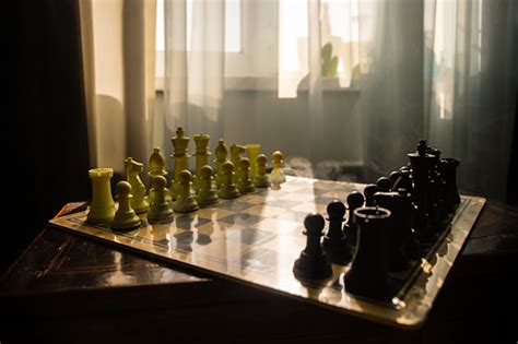 사업 아이디어와 경쟁 및 전략 아이디어 Concep 체스 보드 게임 개념 체스는 창 배경에 인물 개념과 주제에 대한 스톡 사진 및 기타 이미지 Istock