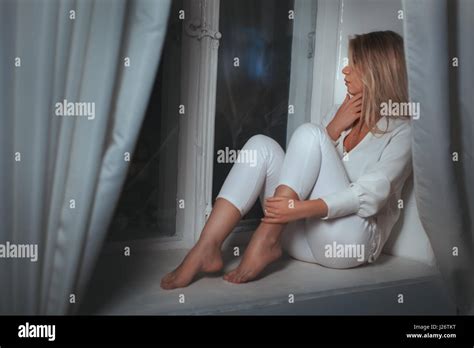 Mädchen Träume Am Fenster Zu Sitzen War Sie Traurig Stockfotografie