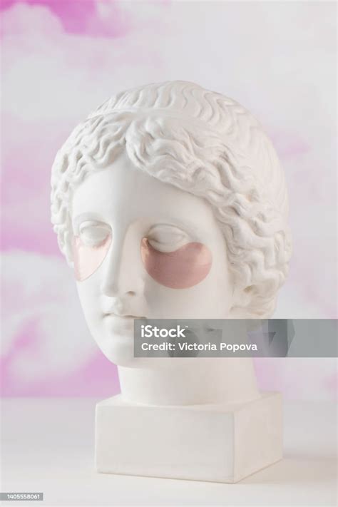 핑크색 배경에 아프로디테의 석고 머리에 하이드로 겔 핑크 패치 아름다움 개념 사람 얼굴에 대한 스톡 사진 및 기타 이미지