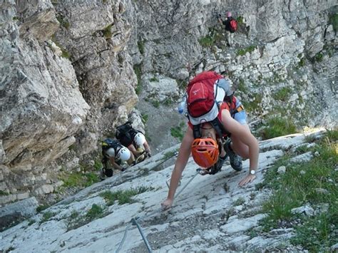 Darmowy Obraz Turysta Na Wzgórzu Alpinista Wspinaczka Górska Wysoka Ziemia Góry Góry