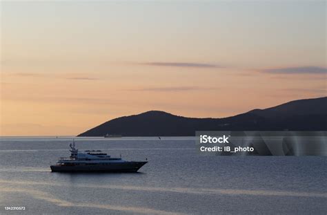 아지아 에피미아 베이 이른 아침 세팔로니아 섬 그리스에 들어가는 고급 요트 그리스 섬에서 일출 0명에 대한 스톡 사진 및 기타 이미지 Istock