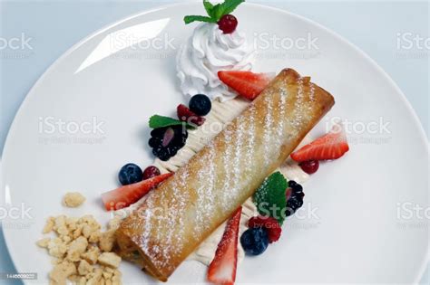 채찍 크림과 신선한 믹스 베리를 곁들인 전통적인 사과 슈트루델 0명에 대한 스톡 사진 및 기타 이미지 0명 가득 찬 가루