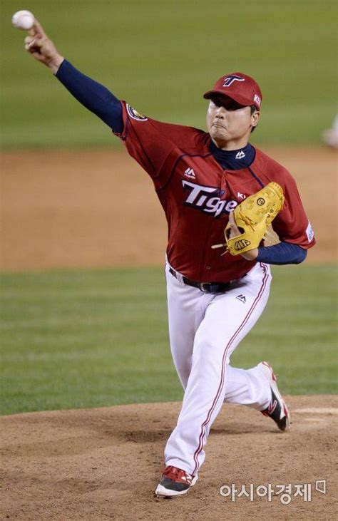 포토 역투하는 Kia 최영필