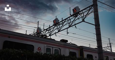 기차가 길가에 주차되어 있습니다 사진 Unsplash의 무료 철도 이미지