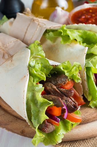 멕시코 샌드위치 음식 부리 토 파타 타코 옥수수로 만든 포장의 사진 소박한 나무 배경에 신선한 야채 패스트 푸드 개념입니다 건강 한 점심 간식 복사 공간 0명에 대한 스톡