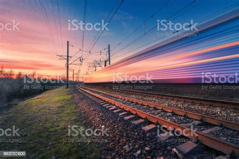 일몰에 철도에 모션에서 고속 여객 열차 현대 통근 열차를 흐려 역 고 화려한 하늘입니다 철도 여행 철도 관광입니다 산업 풍경입니다 교통 기차에 대한 스톡 사진 및 기타