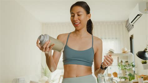집에서 단백질 쉐이크를 준비하는 젊은 아시아 운동 여성 다이어트와 건강 식품 칵테일 쉐이커에 대한 스톡 사진 및 기타 이미지 칵테일 쉐이커 스포츠 스포츠 음료