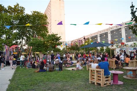 Unity Explorer 83 Year Old Nba Legend Bill Russell Takes A Knee Wearing His Medal Of Freedom