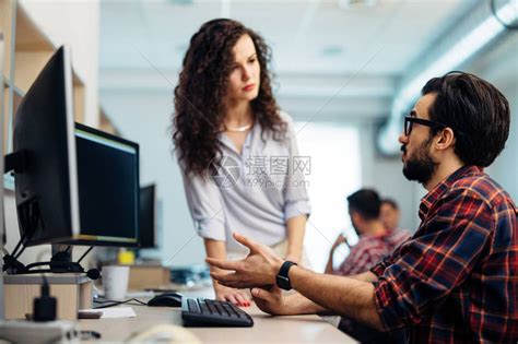 公司内从事项目和编程工作的年轻软件工高清图片下载 正版图片505059905 摄图网