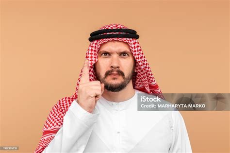 국가 옷을 입은 아랍인 남성의 초상화 디쉬다샤 칸도라 토베 이슬람 공간을 복사합니다 30 34세에 대한 스톡 사진 및 기타