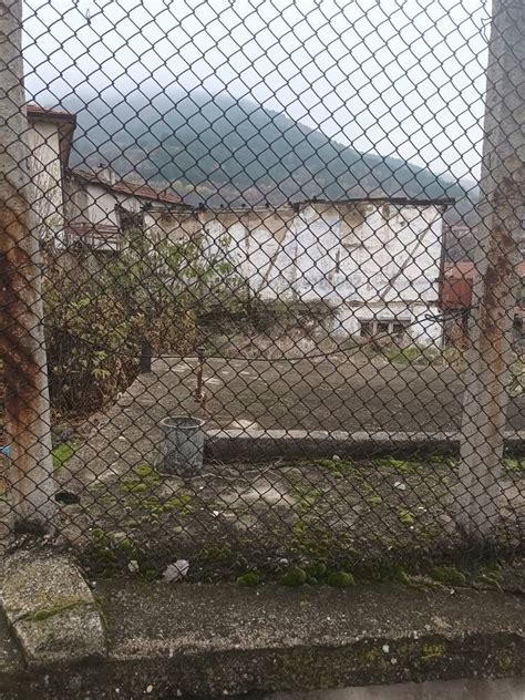 Двуетажна къща с Устина Двуетажна къща 70 кв м РЗП 430 кв м двор Къщи Вили Устина К