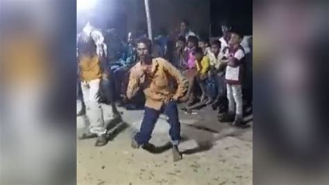 देसी चढ़ाते ही निकला अंदर का प्रभु देवा शख्स ने किया ऐसा डांस लोग