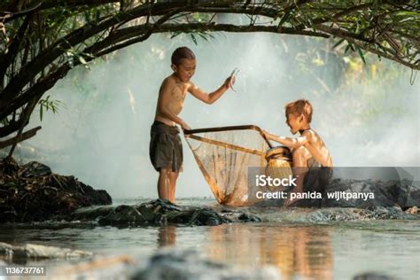 아시아 어린이 기 뻐 어 부 강 스트림 소년 친구 행복 재미 웃 고 낚시 그물 강에 대한 스톡 사진 및 기타 이미지 강 남자 남자 어부 Istock