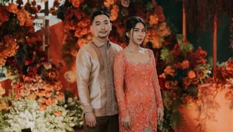 15 Inspirasi Baju Lamaran Couple Yang Manis Serasi Abis
