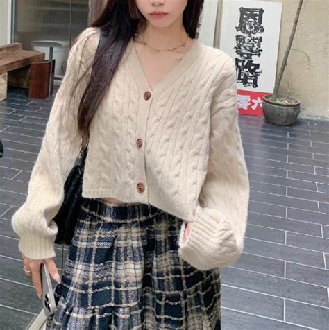 더블제이 24fw 신상 크롭 니트 스웨터 가디건 코디 브이 넥 쓰리 버튼 꽈배기 포멀 노멀 긴 팔 세미 크롭 Nt Cd 4color 아이보리 오트밀 베이지 브라운 네이비