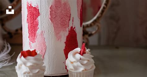 테이블 위에 앉아 있는 빨간색과 흰색 케이크 사진 Unsplash의 무료 음식 이미지