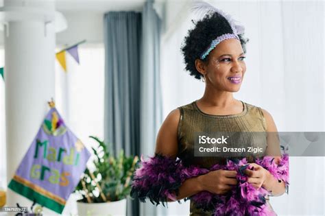 마디 그라 축제 기간 동안 카니발 의상을 입고 미소 짓는 아프리카 계 미국인 여성 사육제에 대한 스톡 사진 및 기타 이미지 사육제 가정 생활 Mardi Gras