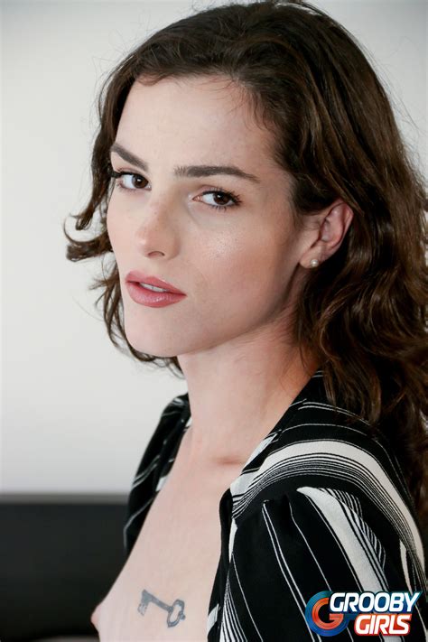 Carrie Emberlyn Photo 3