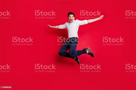 빨간 배경으로 고립 된 동안 그는 비행기 비행 상상 쾌활한 황홀 한 남자의 전체 길이 몸 크기 사진 갈색 머리에 대한 스톡 사진 및 기타 이미지 Istock