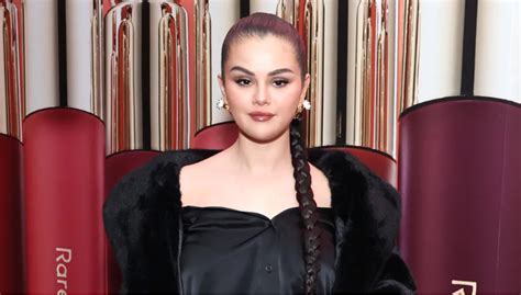 Hei Es Schaumbad Selena Gomez Posiert Oben Ohne