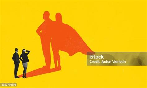 성공을 상징하는 슈퍼 히어로 그림자를 바라보는 직원과 남녀의 현대 미술 콜라주 슈퍼히어로에 대한 스톡 사진 및 기타 이미지