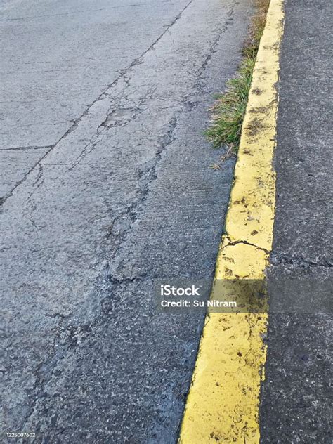 아스팔트 도로 텍스처 배경에 가난한 상태에서 노란색 선입니다 노란색 선으로 손상된 아스팔트 도로 텍스처 2중 황색 실선에 대한 스톡 사진 및 기타 이미지 Istock