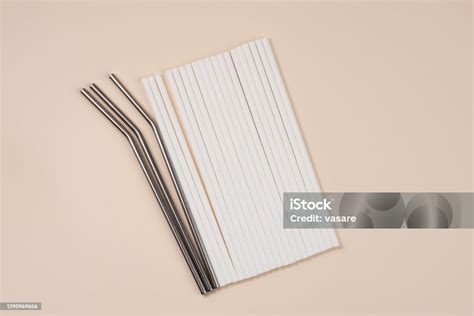 친환경 음주 빨대 지속 가능한 라이프 스타일 개념 베이지 색 배경 0명에 대한 스톡 사진 및 기타 이미지 0명 강철 개념 Istock