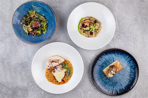 신선한 딸기를 곁들인 맛있는 타트 수제 딸기 케이크 조각으로 접시 0명에 대한 스톡 사진 및 기타 이미지 0명 고급 호텔 과일 Istock