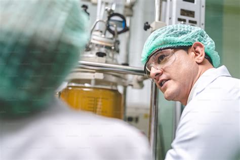 과학자 연구 의학 추출물 화학 과학 실험실에서 대체 의료 건강을위한 대마초에서 Cbd 오일 허브 대마 식물 및 간자 잎은 약물에 사용하는 천연 유기농 허브입니다 사진