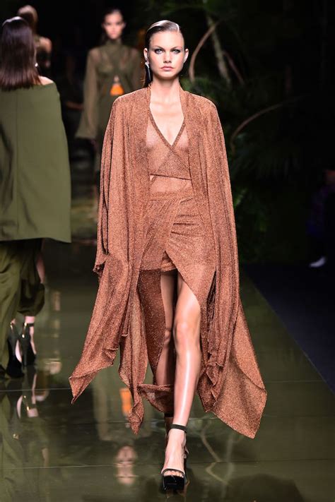 Gigi Hadid Constance Jablonski And Other Supermodels Just Went Braless At A Fashion Show Maxim