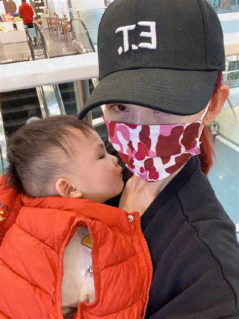 蔡少芬一手抱儿子一手炒菜 脚踩灶台姿势超霸气 搜狐大视野 搜狐新闻