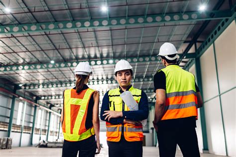 창고 창고에서 일하는 창고 직원 공장 현장에서 감독 또는 작업자가 현장에서 제품을 확인합니다 공장 창고에서 일하는 재고 작업자 20 24세에 대한 스톡 사진 및 기타 이미지