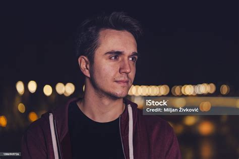밤에 도시 나 마을에서 야외에 서있는 한 젊은 성인 백인 남성의 정면보기 초상화가 측면 복사 공간을 가까이에서 바라 봅니다 10월에 대한 스톡 사진 및 기타 이미지 Istock