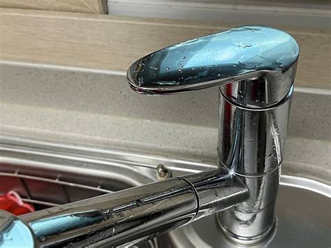 콜라를 주방 배수구에 부어보세요 싱크대 청소가 10배 쉬워집니다 텐꿀팁