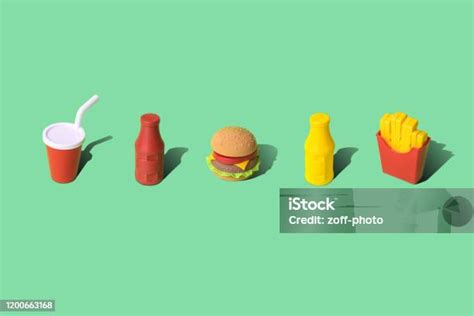 일회용 컵 겨자 및 케첩 병으로 만든 정크 푸드 구성과 햄버거와 감자 튀김녹색추상 감자 요리에 대한 스톡 사진 및 기타 이미지 감자 요리 개념 개념 기호 Istock