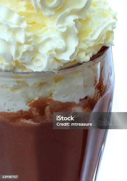 이미지 밀크세이크 초콜릿 토핑 휘핑크림 칠레식diner 유리컵 0명에 대한 스톡 사진 및 기타 이미지 0명 2015년 거품 내기 Istock