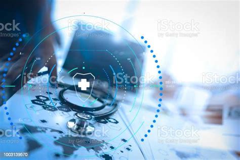 의료 작업 영역 사무실과 개념으로 서 의료 네트워크 미디어 다이어그램에 랩톱 컴퓨터를 사용 하는 팀 의사 건강관리와 의술에 대한 스톡 사진 및 기타 이미지 Istock