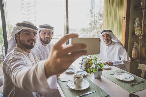 두바이에서 전통 에미리트 의상을 입고 차를 마시는 세 명의 사업가 가족에 대한 스톡 사진 및 기타 이미지 가족 건물 외관