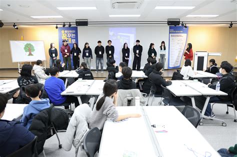 📚독서 기반 진로 캠프 응답하라 꿈꾸는 대로 ⠀ 30여 명의 친구들이 국립어린이청소년도서관에 모여 책과 함께 나를 찾고 나의 꿈⭐️을 찾아보는 시간을 가졌습니다 💪