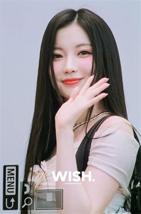 오늘 탱크탑 차림으로 공항 출국하는 베이비몬스터 아사 유저방송 엠봉